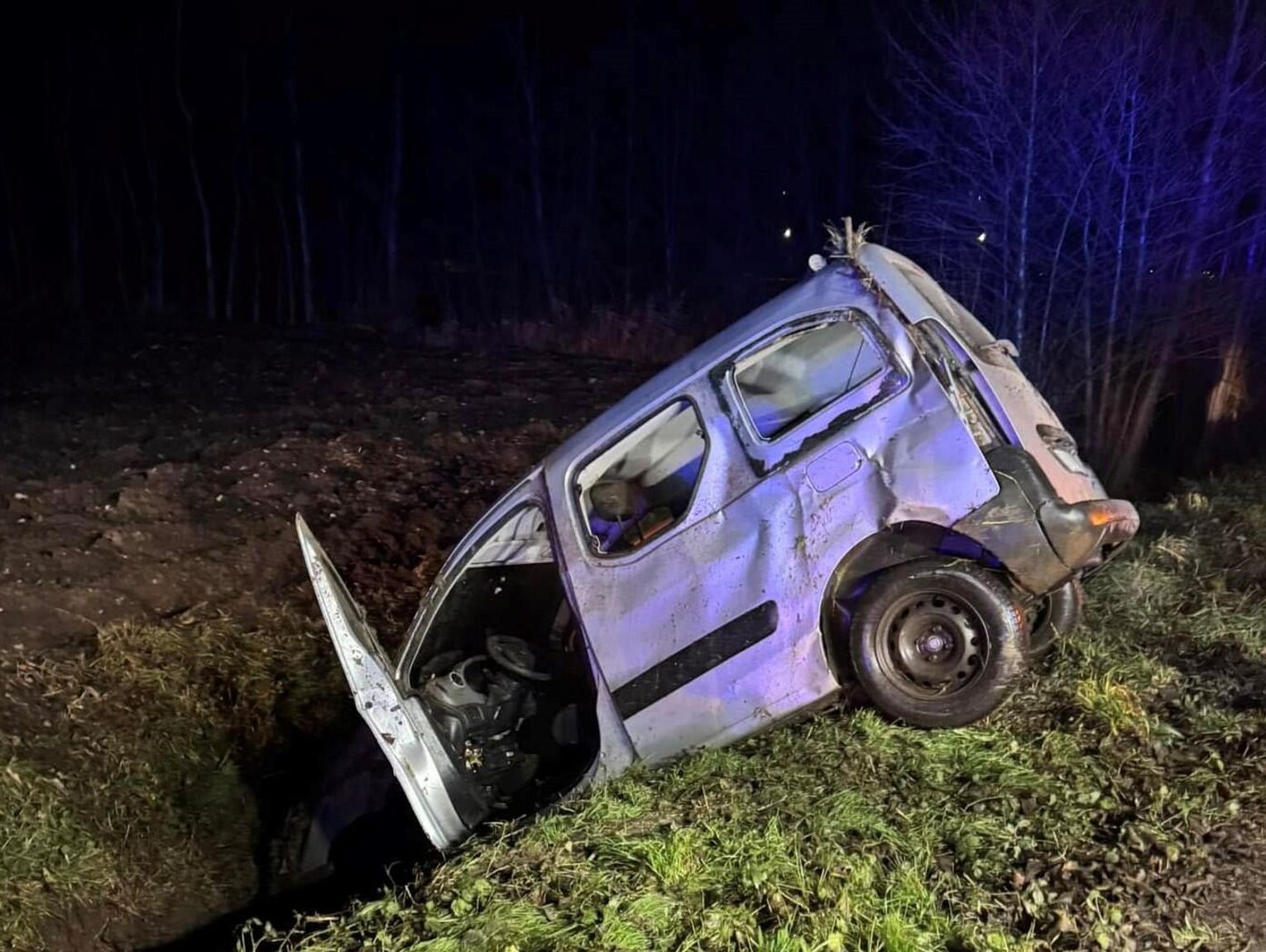 Pijany kierowca wjechał do przydrożnego rowu Pijany kierowca wjechał do przydrożnego rowu